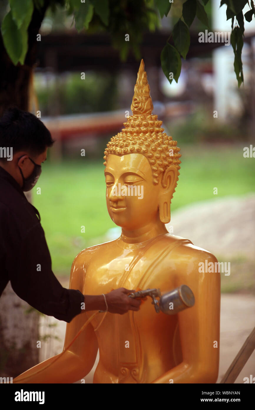 Painting lord buddha hi-res stock photography and images - Alamy