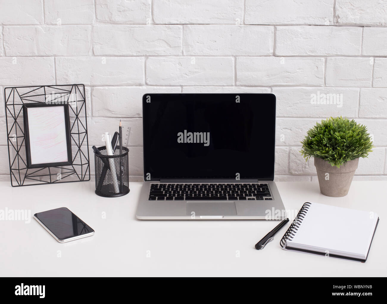 Photo frame green screen hi-res stock photography and images - Alamy