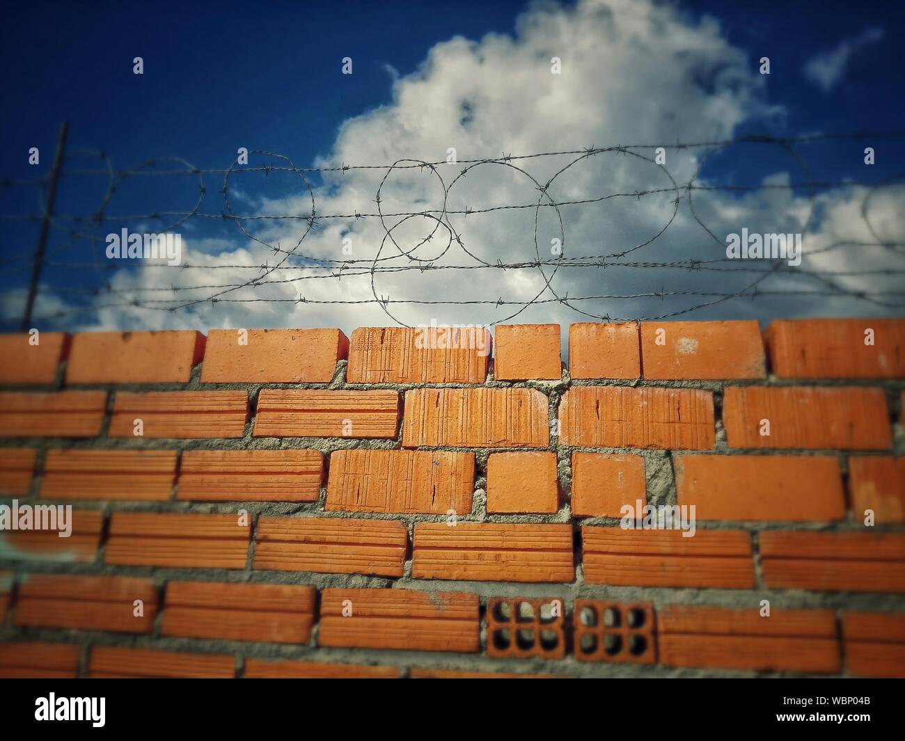 Barbed wire and brick wall hi-res stock photography and images - Alamy