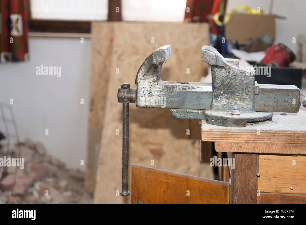 Messy work bench hi-res stock photography and images - Alamy