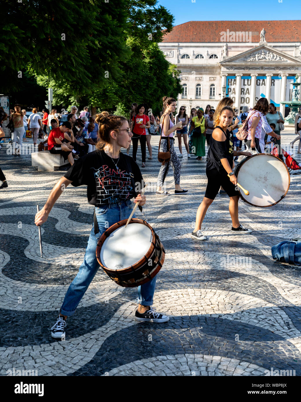 Female buskers hi-res stock photography and images - Alamy