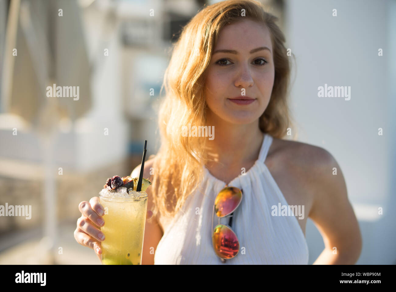 Holding smiling smiling food and drink hi-res stock photography and ... Holding smiling smiling food and drink hi-res stock photography and ...