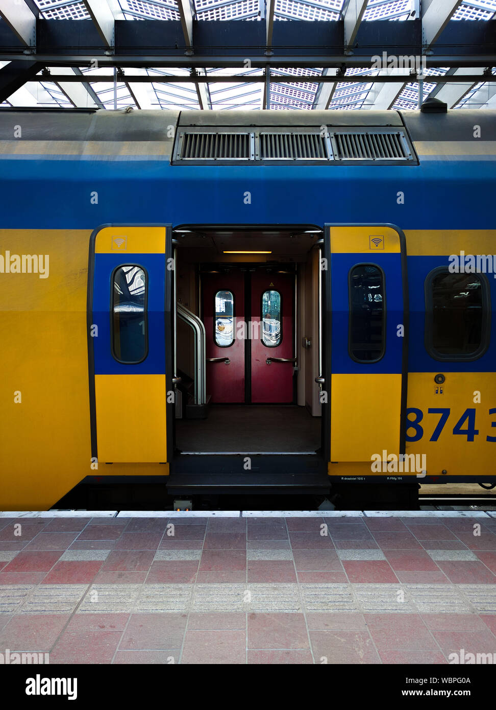 Open train door doors hi-res stock photography and images - Alamy