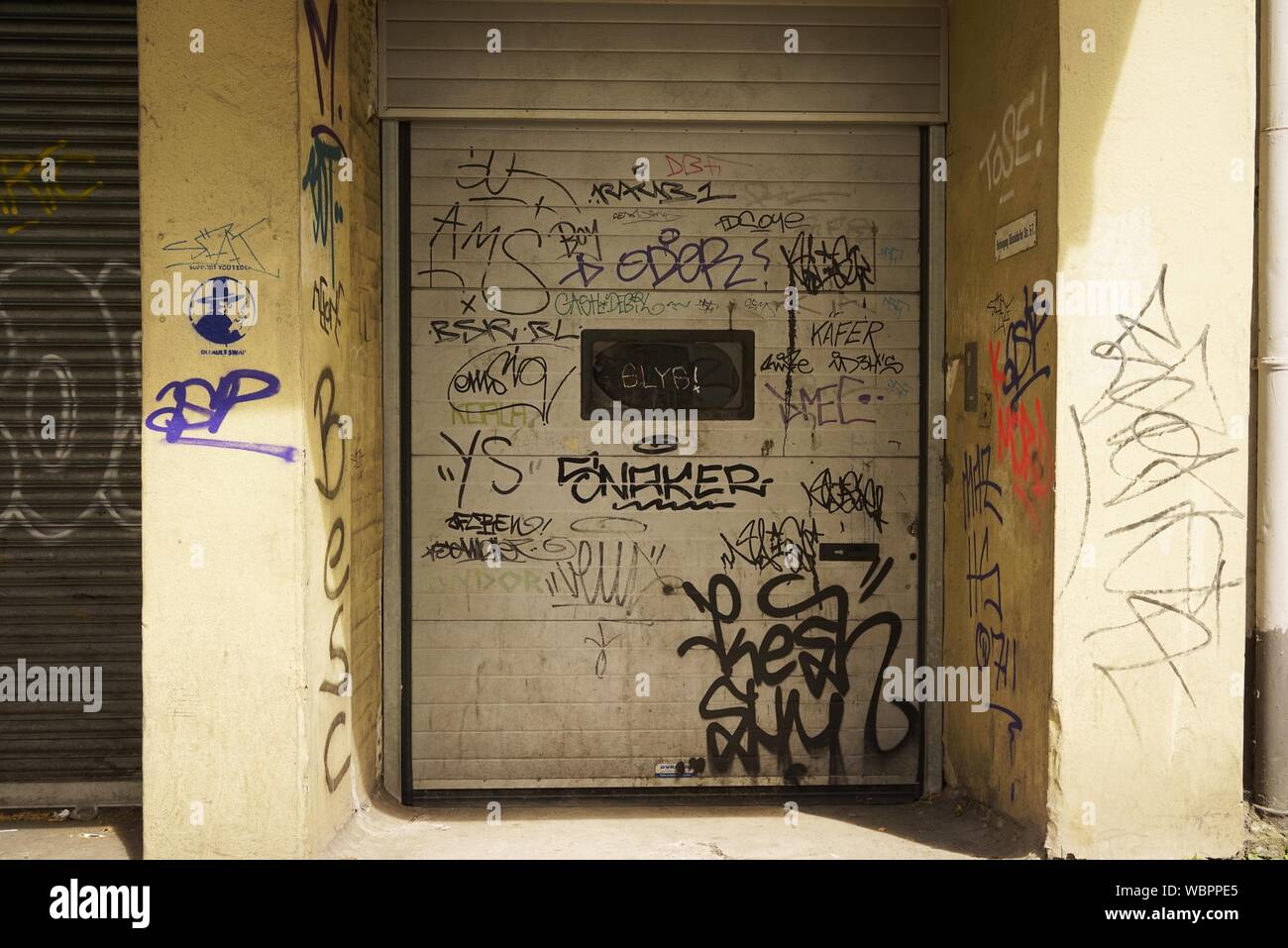 Graffiti door hi-res stock photography and images - Alamy