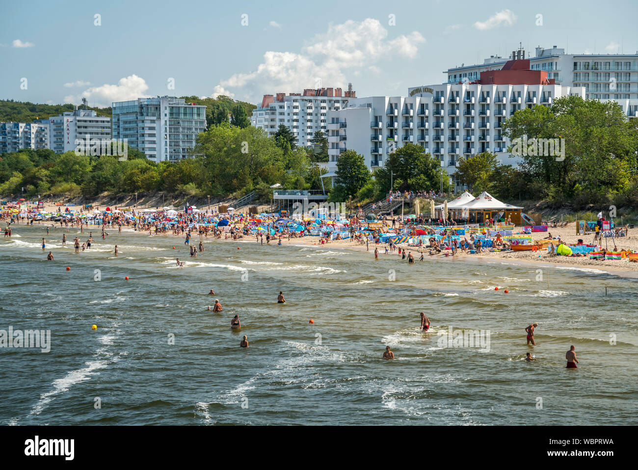 Massentourismus am Ostsee Strand von Misdroy / Miedzyzdroje, Insel ...