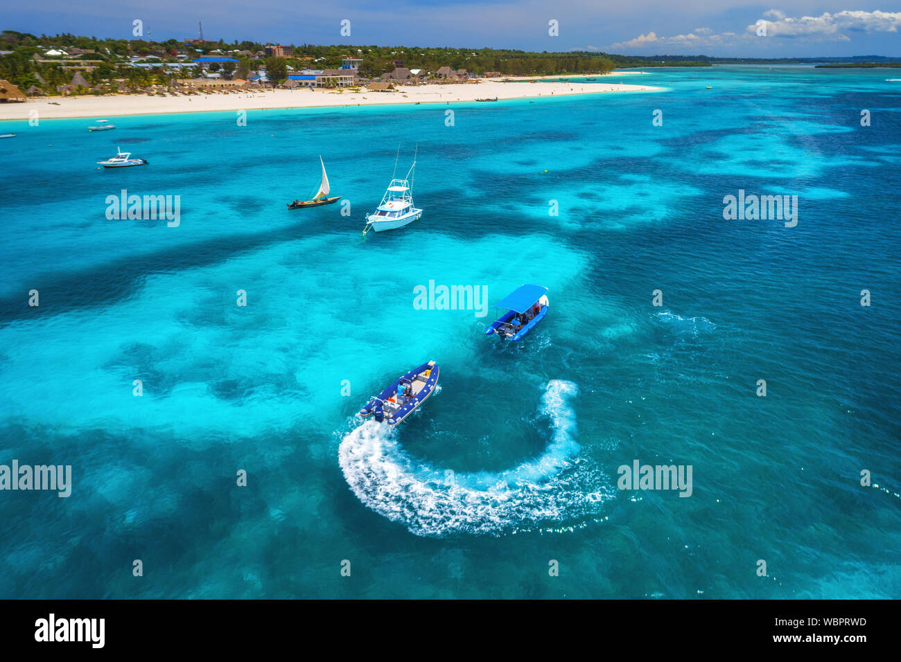 Floating boat clear water hi-res stock photography and images - Alamy
