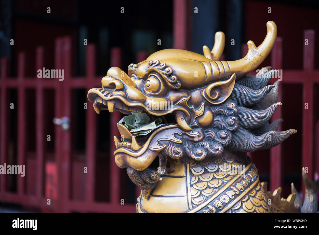 Chinese dragon statue hi-res stock photography and images - Alamy