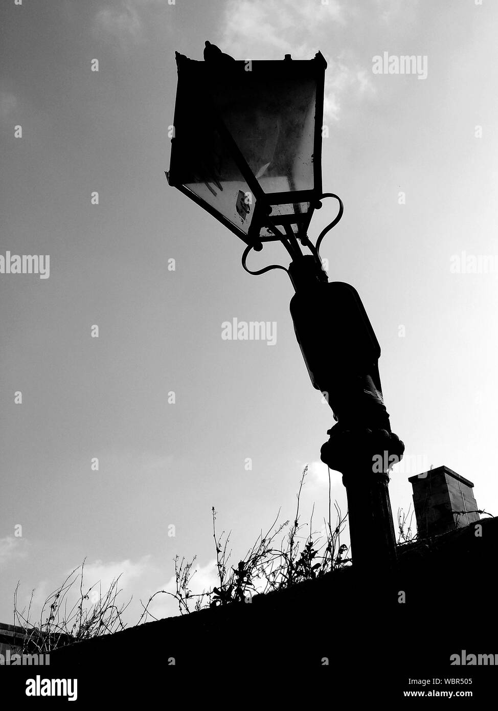 Street lighting post damaged hi-res stock photography and images - Alamy