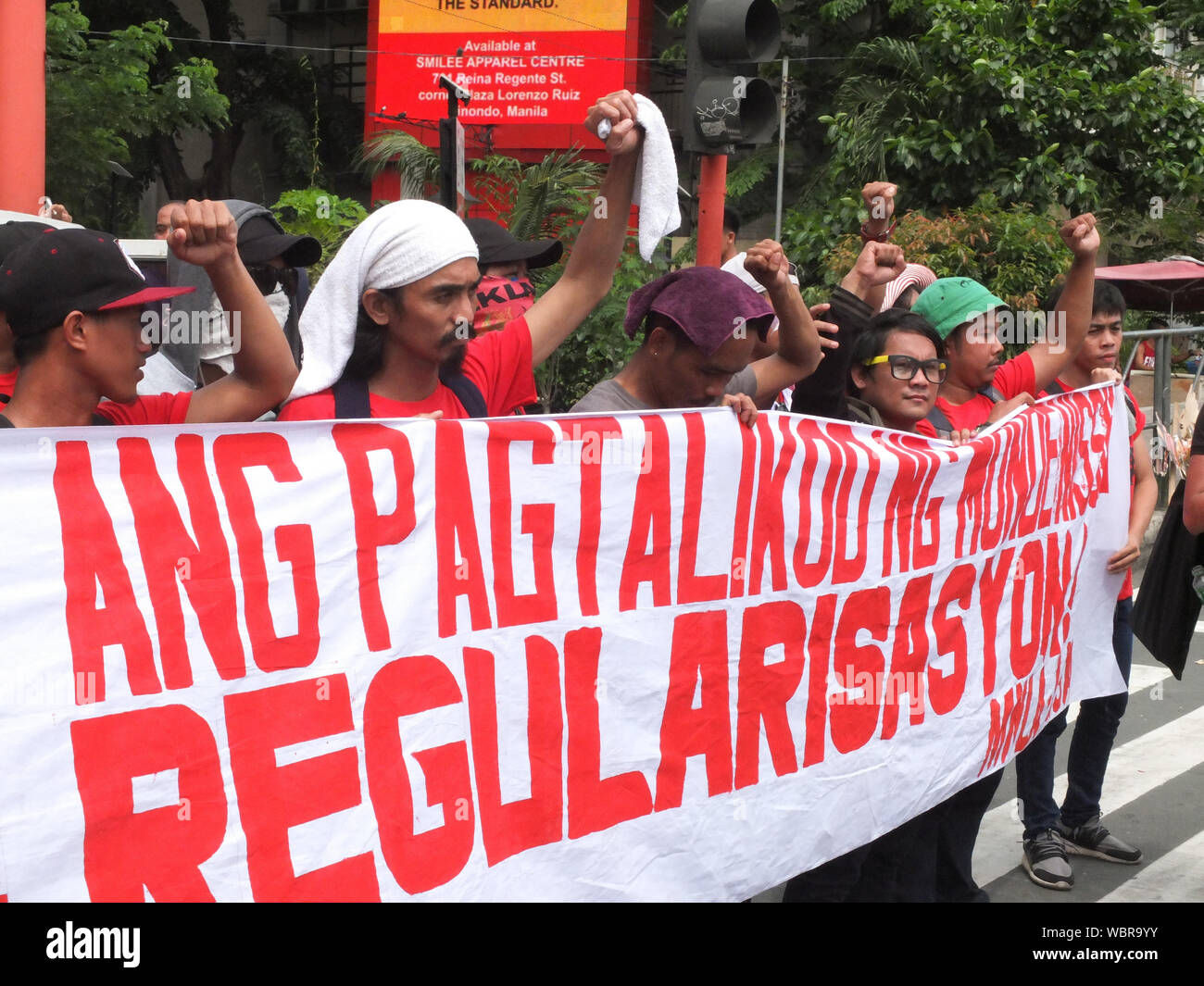 Manila, Philippines. 26th Aug, 2019. Protesters raise their fists ...