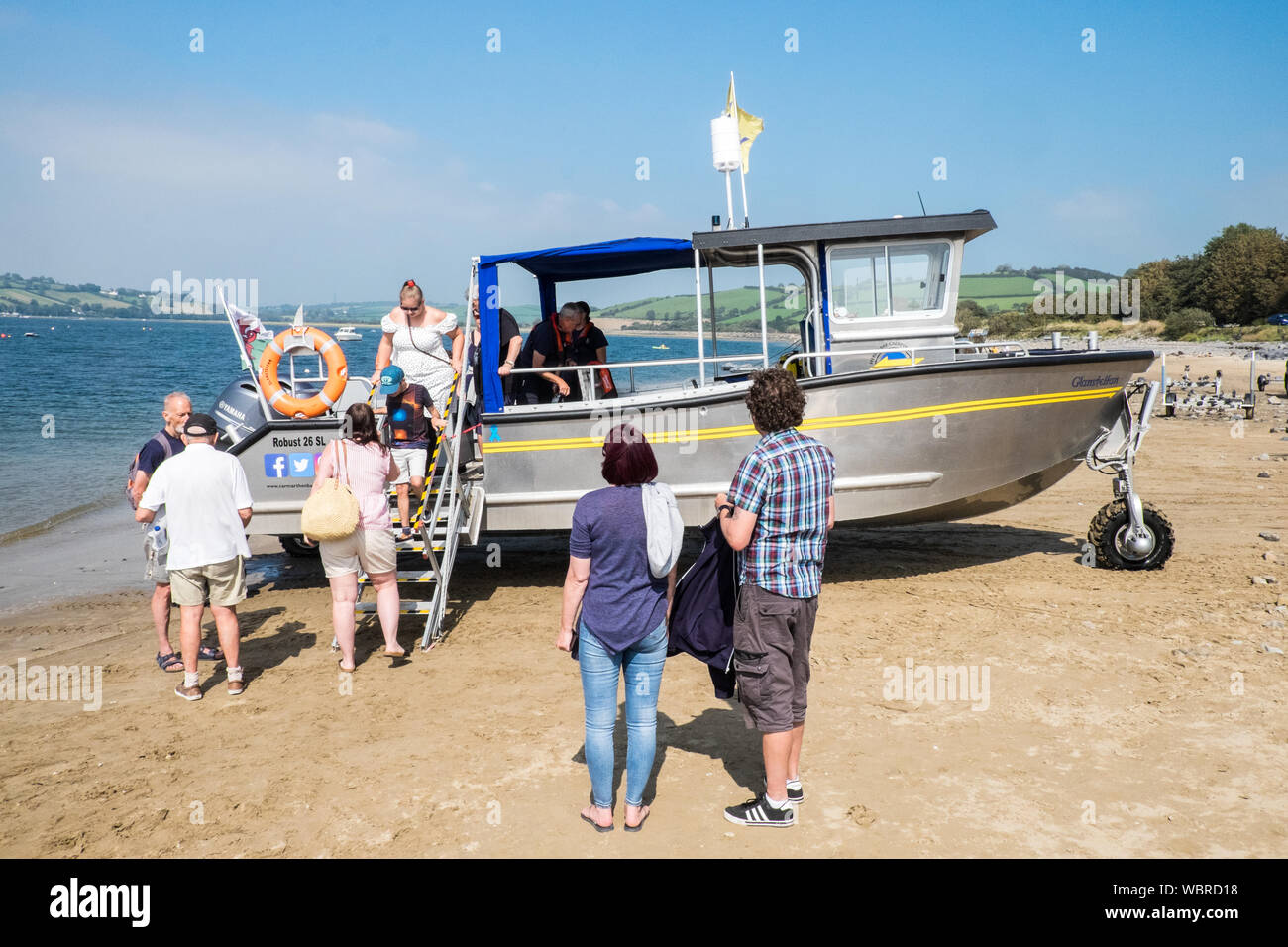 Amphibious boat ferry hi-res stock photography and images - Alamy
