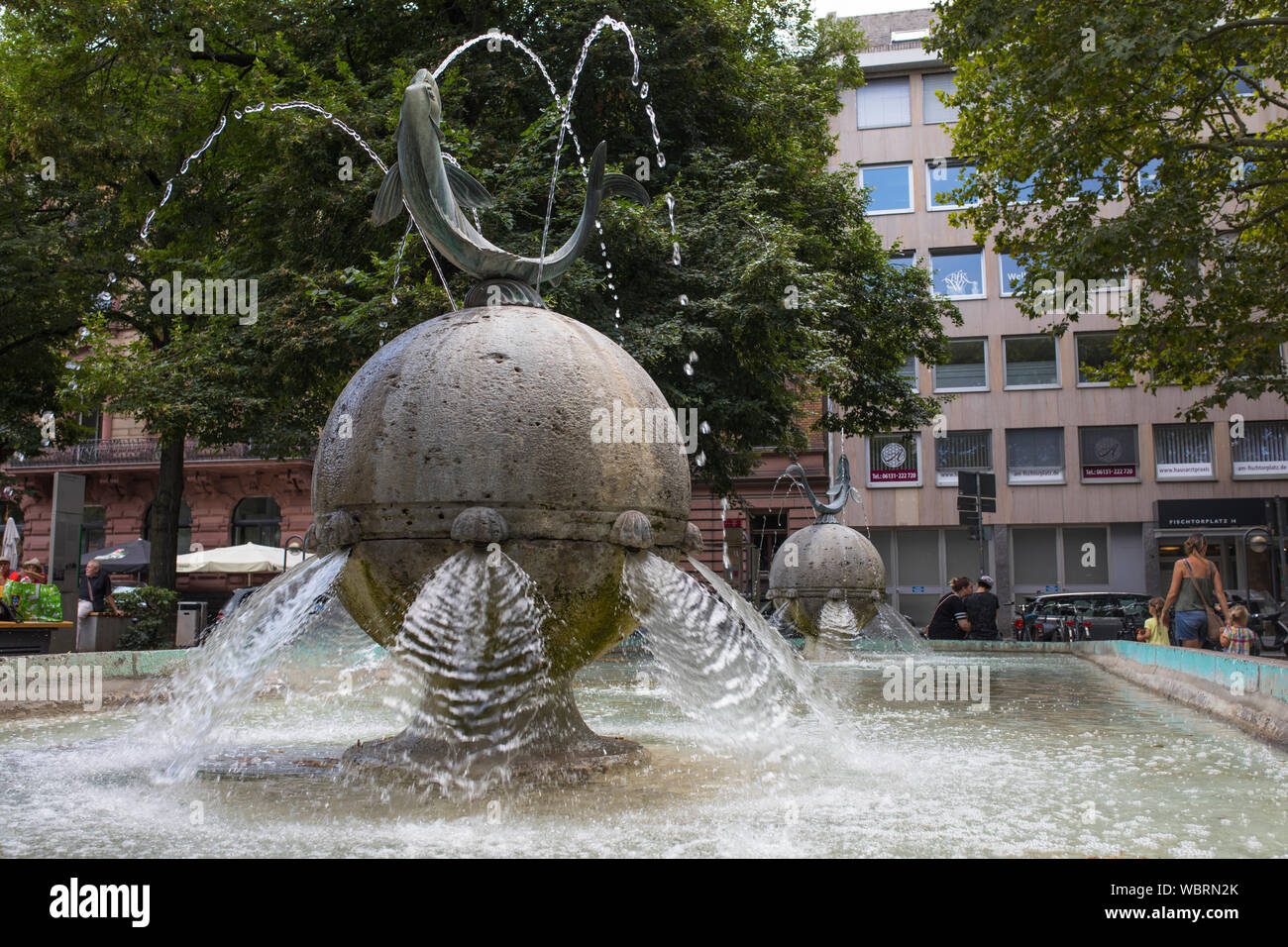 Fountain with fish "Fischtorbrunnen" and people in the background ...
