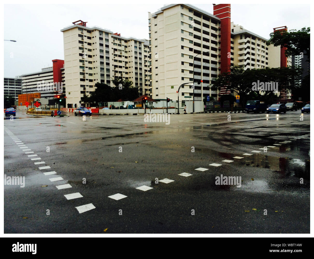 Empty road buildings architecture Cut Out Stock Images & Pictures - Alamy