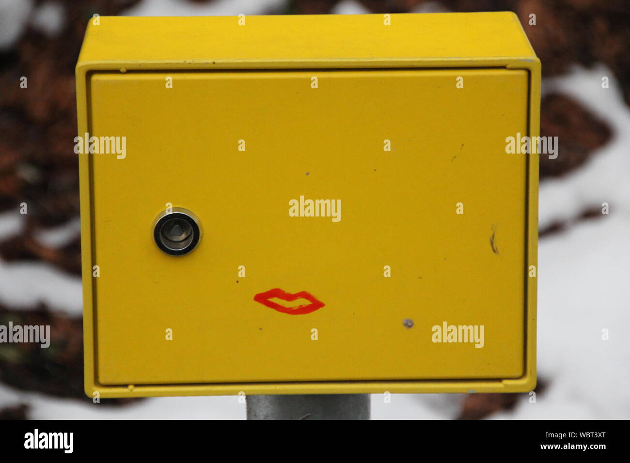 Mailbox yellow hi-res stock photography and images - Alamy