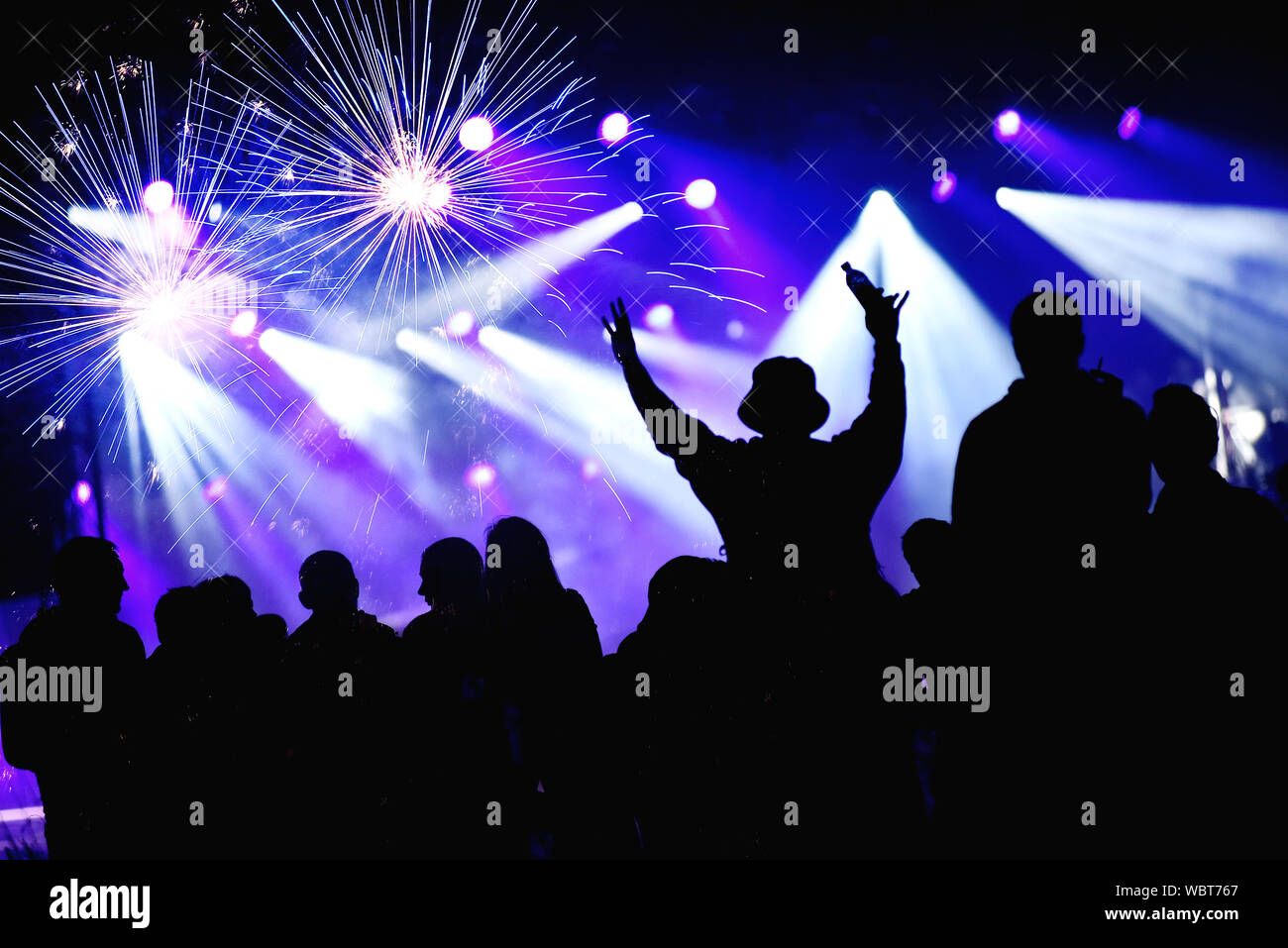 Concert crowd stage hi-res stock photography and images - Alamy