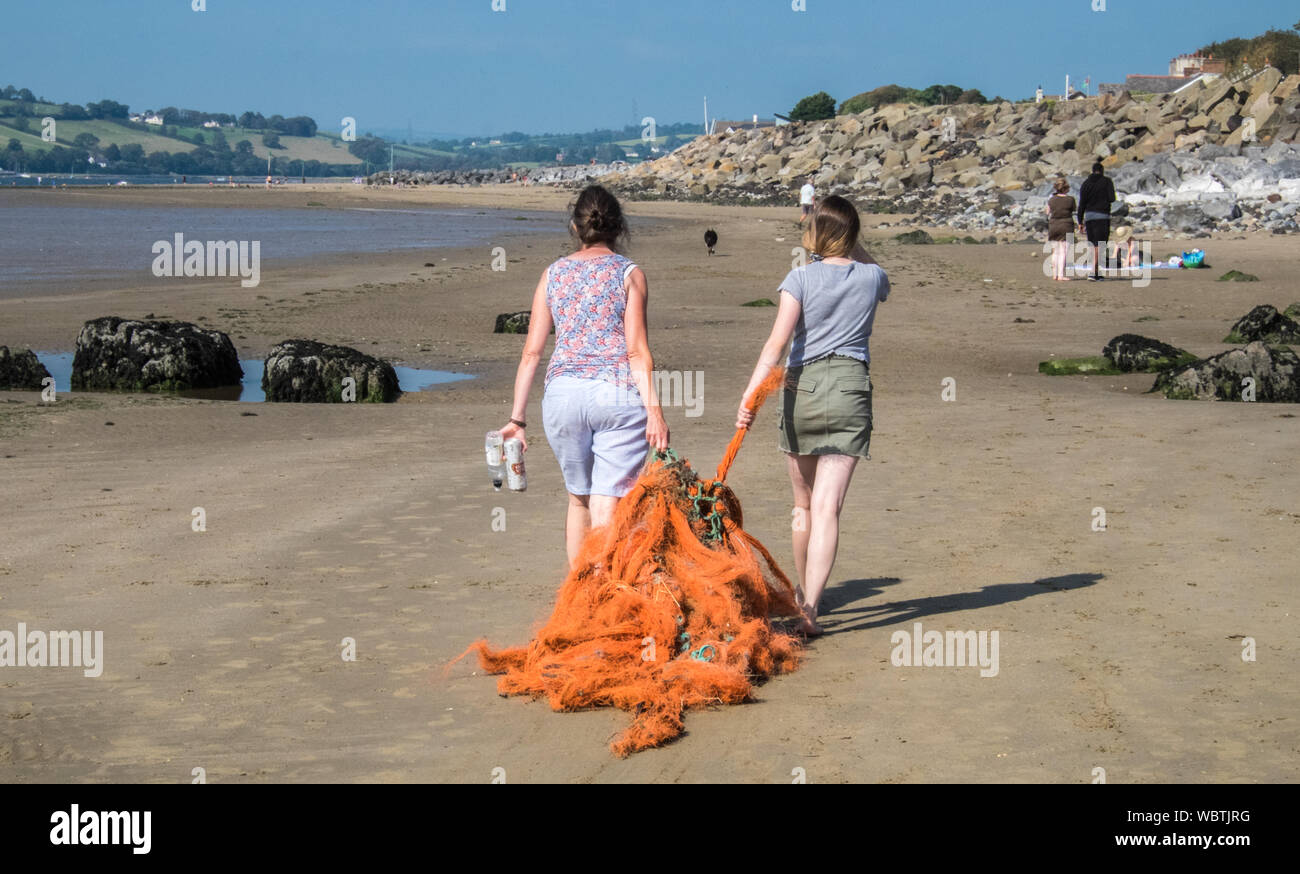 Family cleaning beach hi-res stock photography and images - Alamy