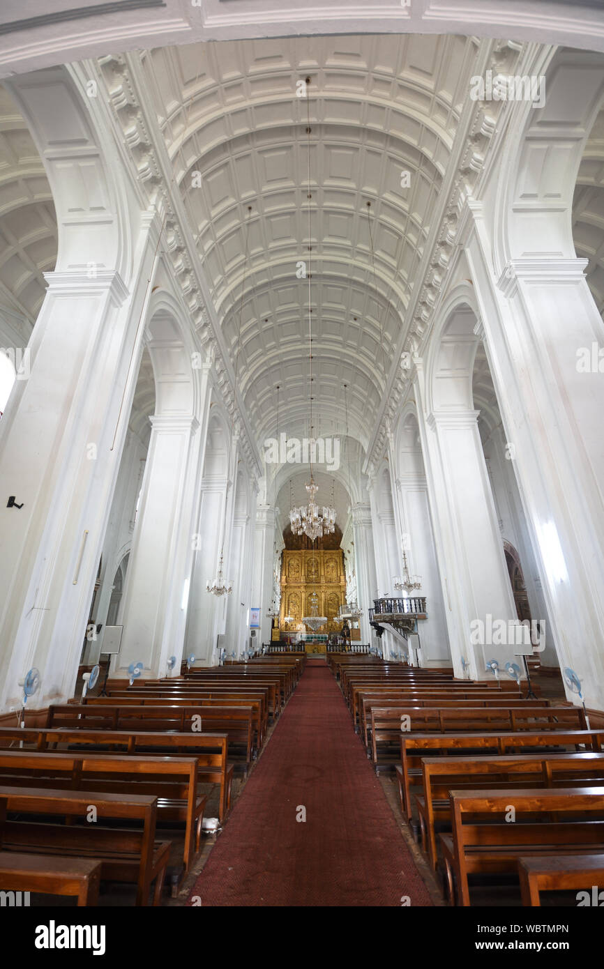 Interior towards altar of the Sé Catedral de Santa Catarina or Se ...