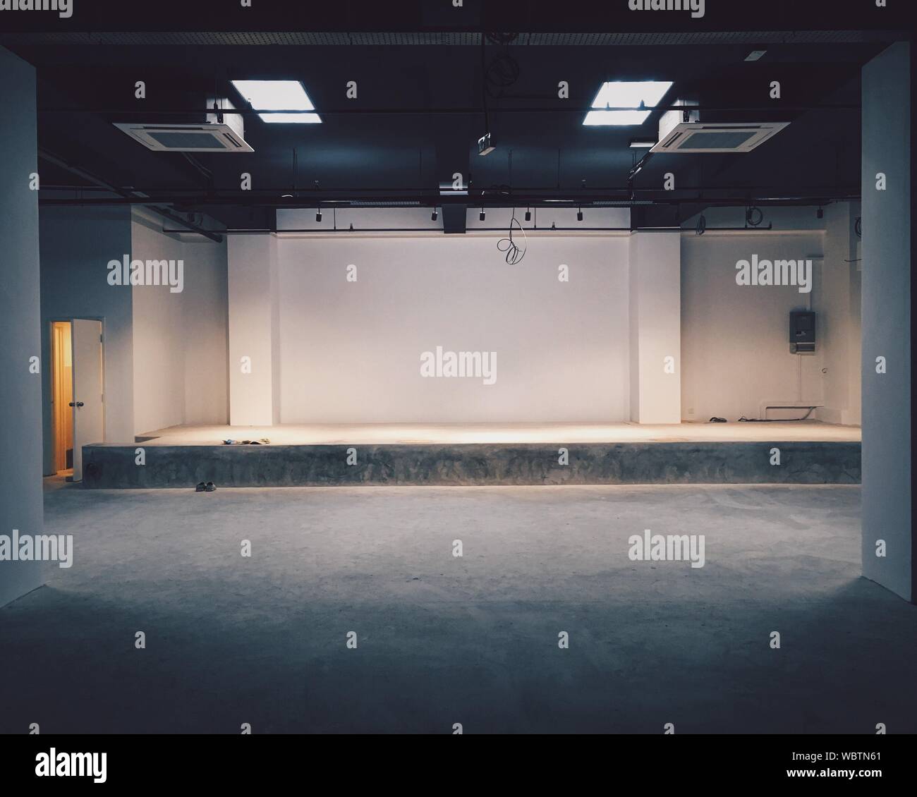 Empty stage equipment hi-res stock photography and images - Alamy