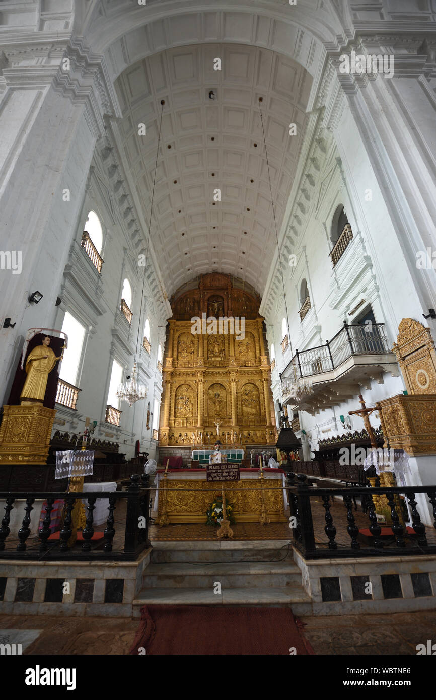 Interior towards altar of the Sé Catedral de Santa Catarina or Se ...