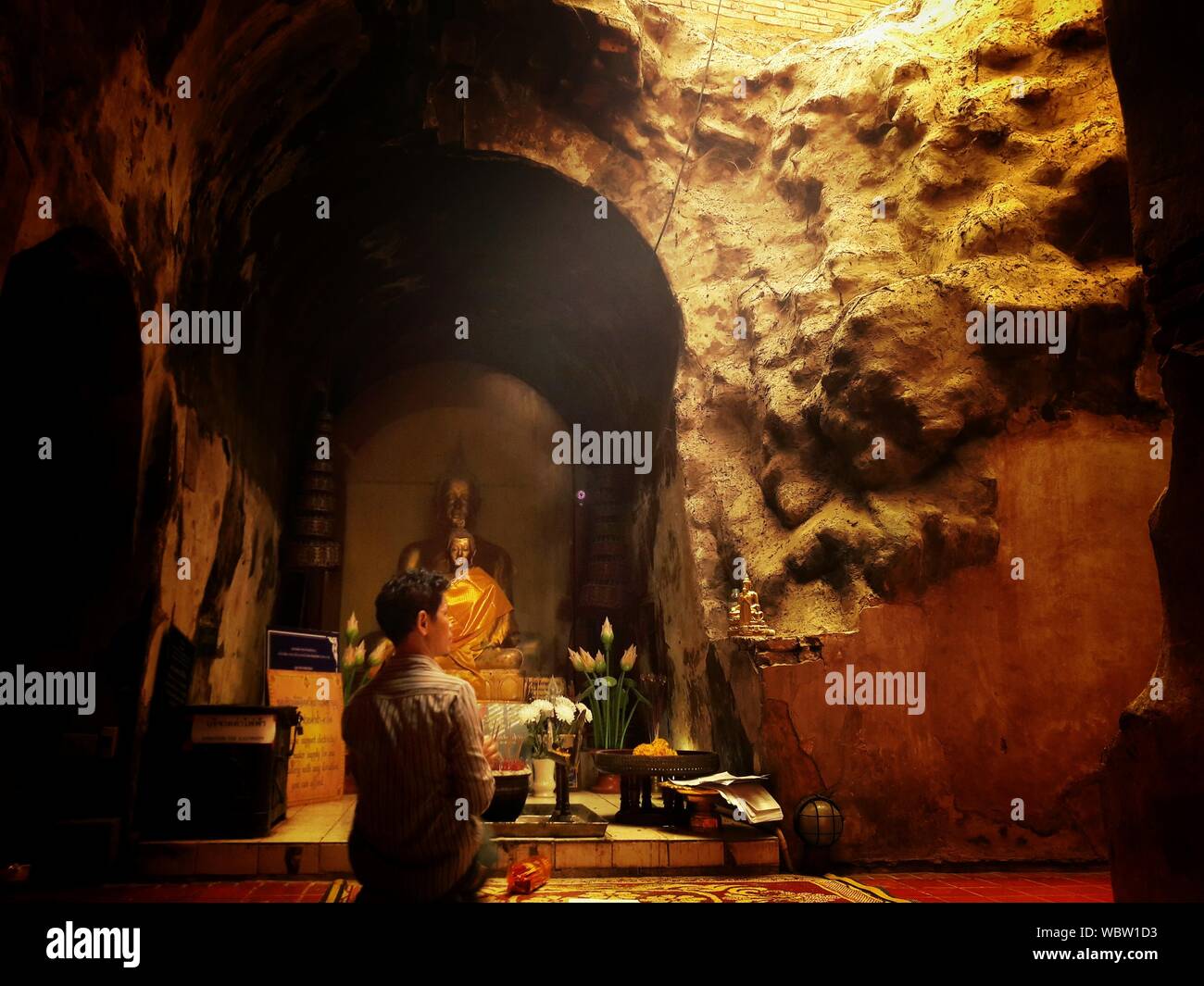Men worshiping hi-res stock photography and images - Alamy