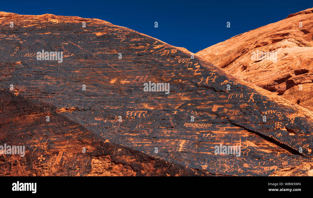 Petroglyphs at the Mouse's Tank, Valley of Fire State Park, Nevada USA ...