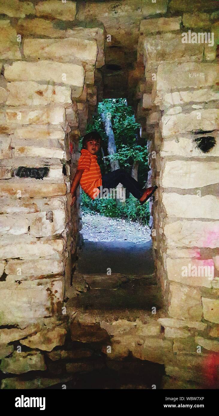 Side archway hi-res stock photography and images - Alamy