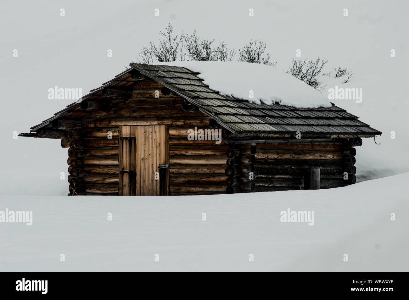 Deep snow cabin hi-res stock photography and images - Alamy