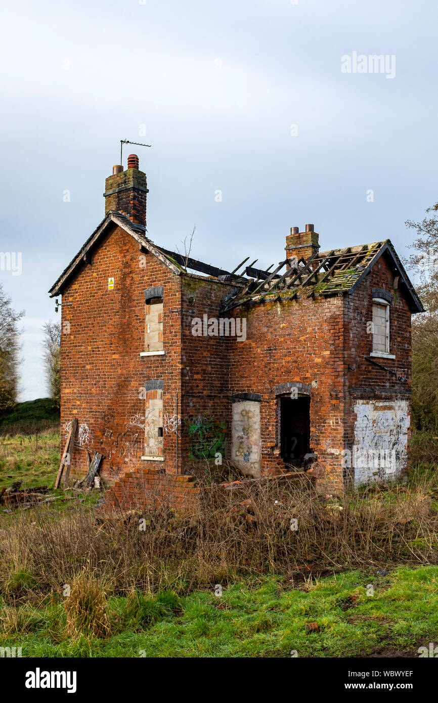 Derelict farm buildings england hi-res stock photography and images - Alamy