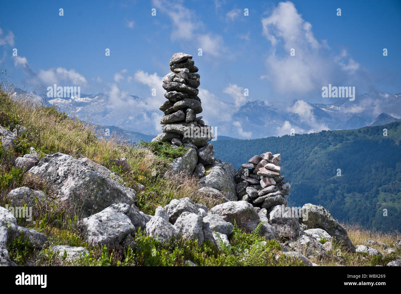 Pile of stones hi-res stock photography and images - Alamy