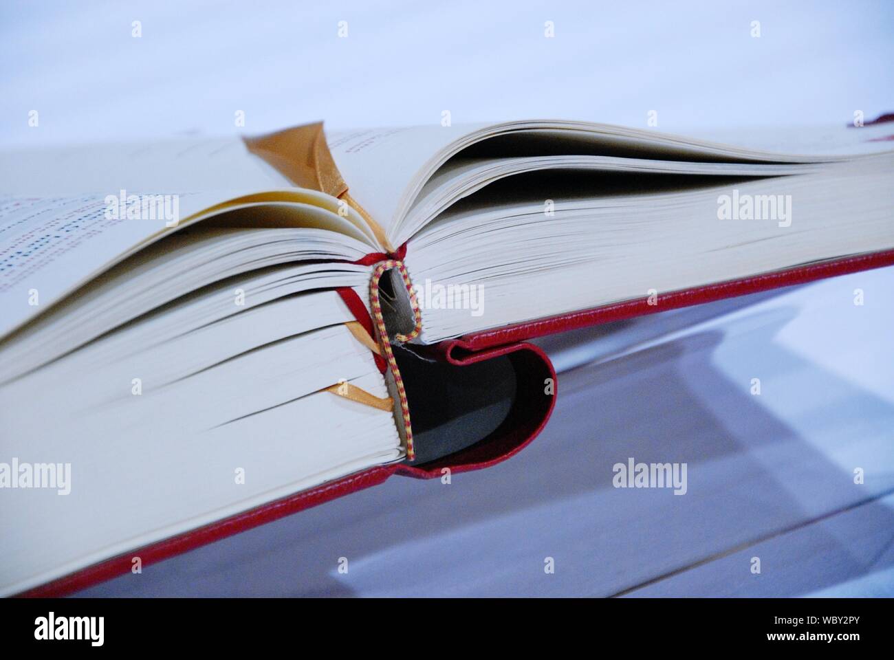 The open bible hi-res stock photography and images - Alamy