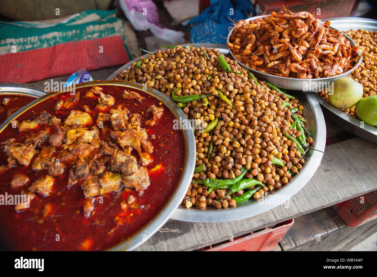 India, Bengal, Kolkata, Food stall at Malik Ghat Flower Market selling ...