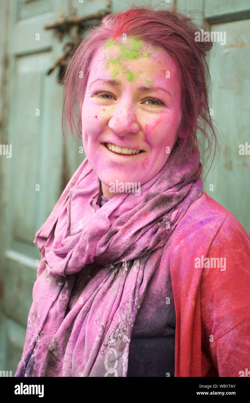 India color powder woman hi-res stock photography and images - Alamy