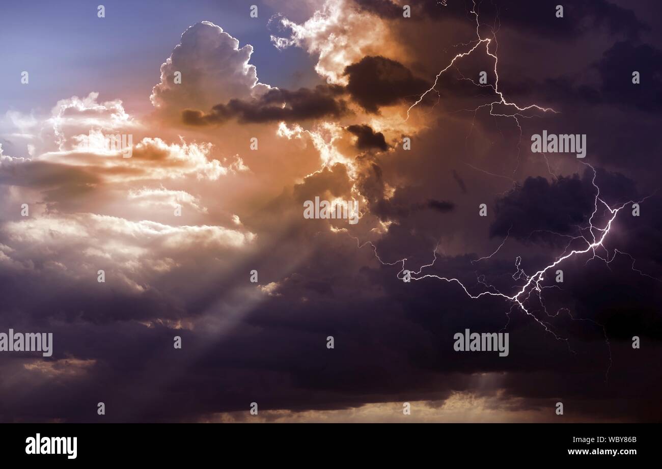 Lightning sky hi-res stock photography and images - Alamy