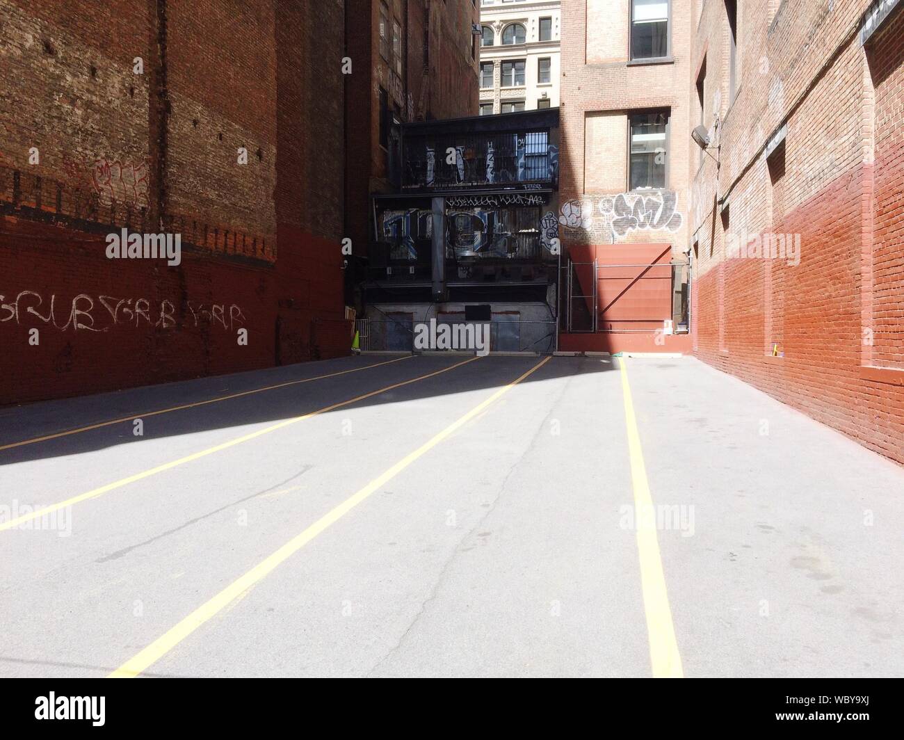 Empty lot city hi-res stock photography and images - Alamy