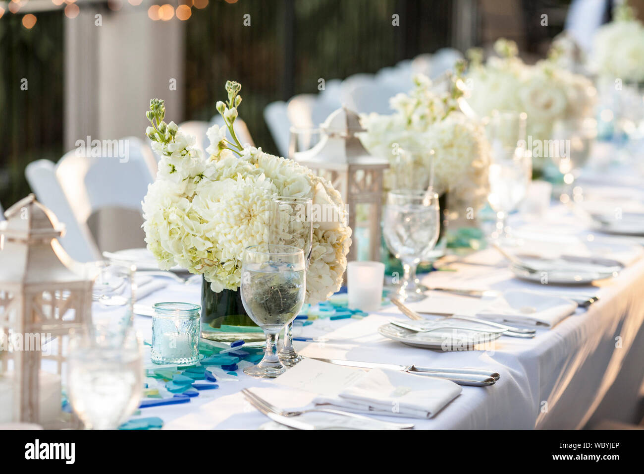 Table set up for outdoor wedding reception Stock Photo - Alamy