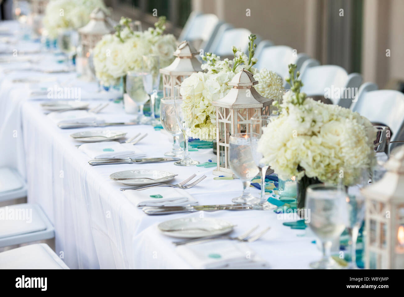 table set up for outdoor wedding reception Stock Photo - Alamy