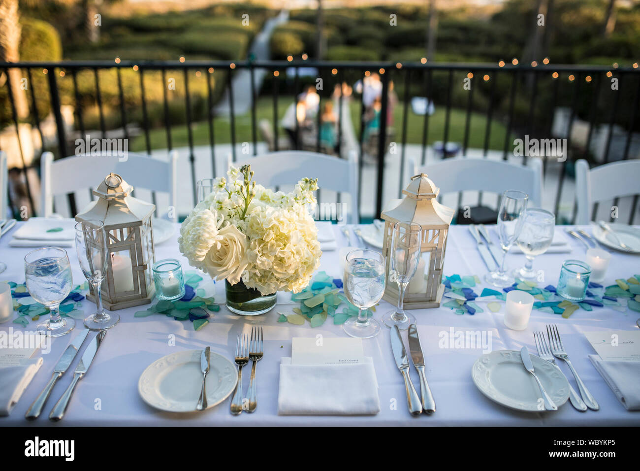 Outdoor restaurant setting hi-res stock photography and images - Alamy