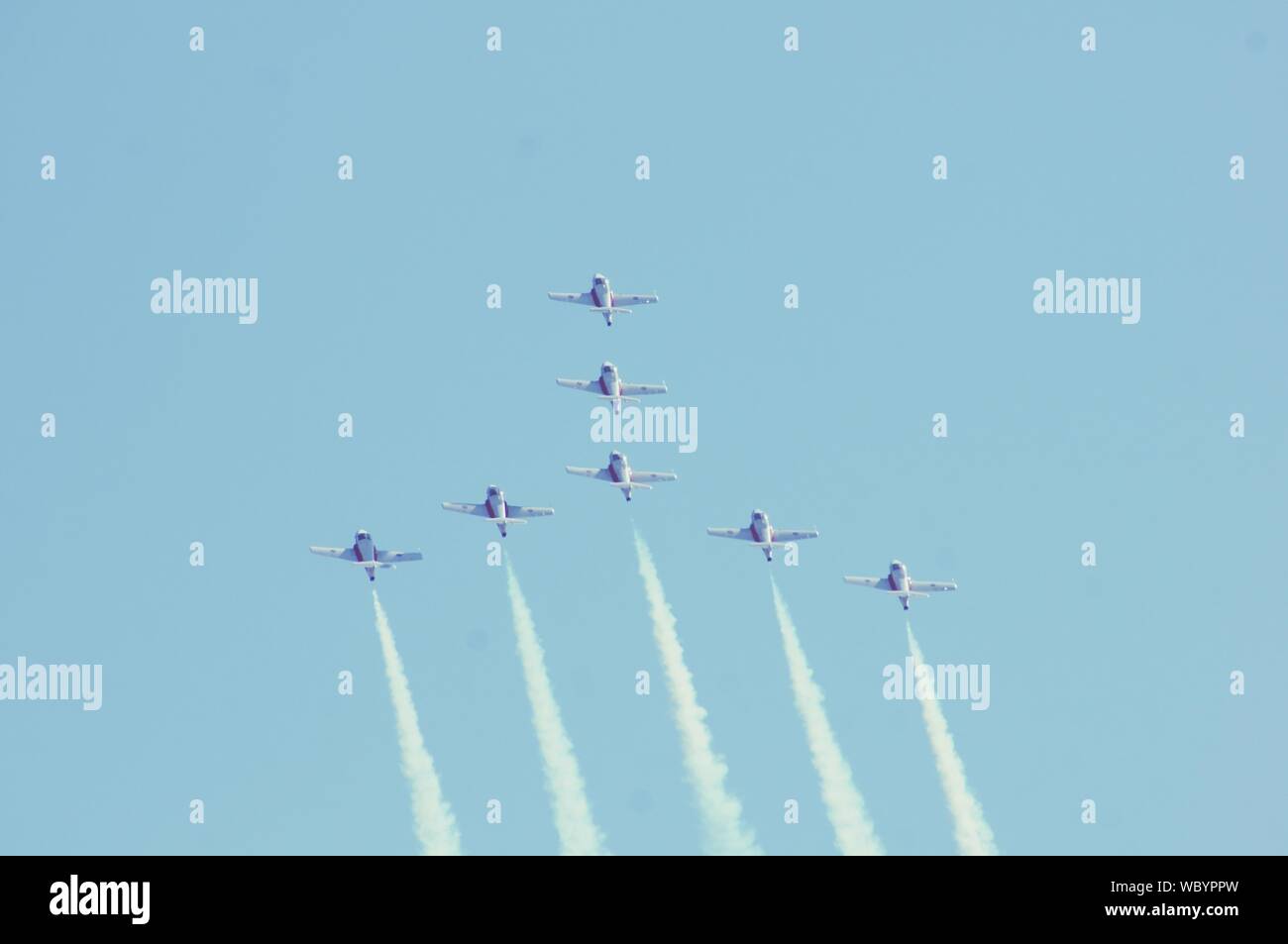 Planes flying hi-res stock photography and images - Alamy
