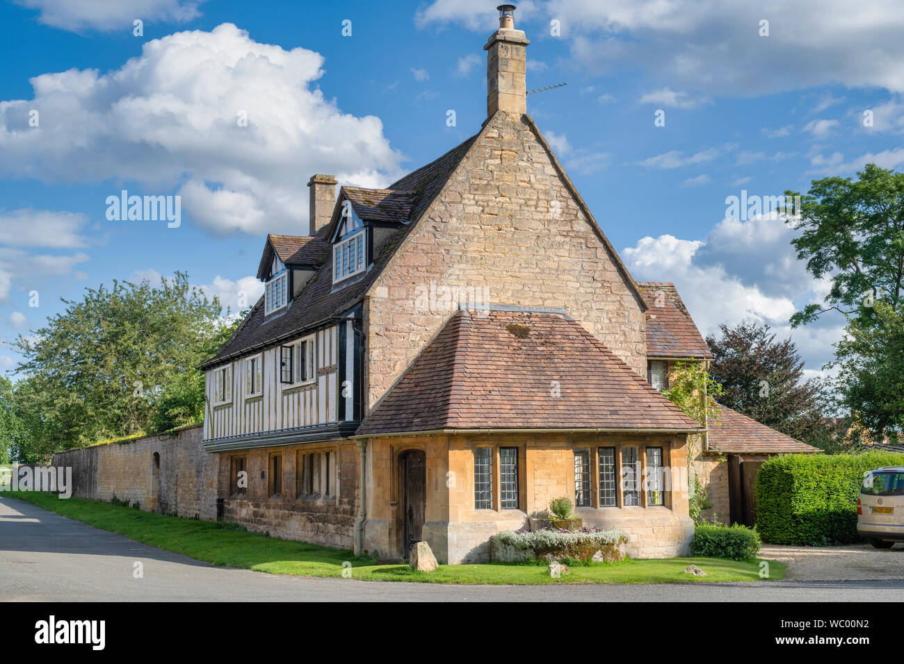Timber framed house hi-res stock photography and images - Alamy