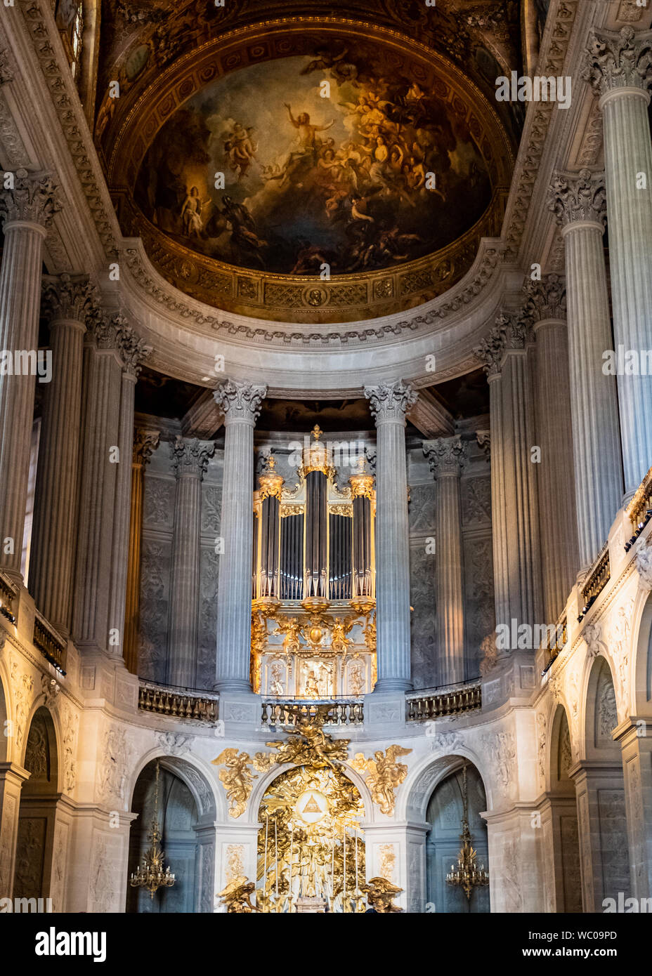 The private chapel at Chateau de Versailles - Palace Of The Sun King in ...