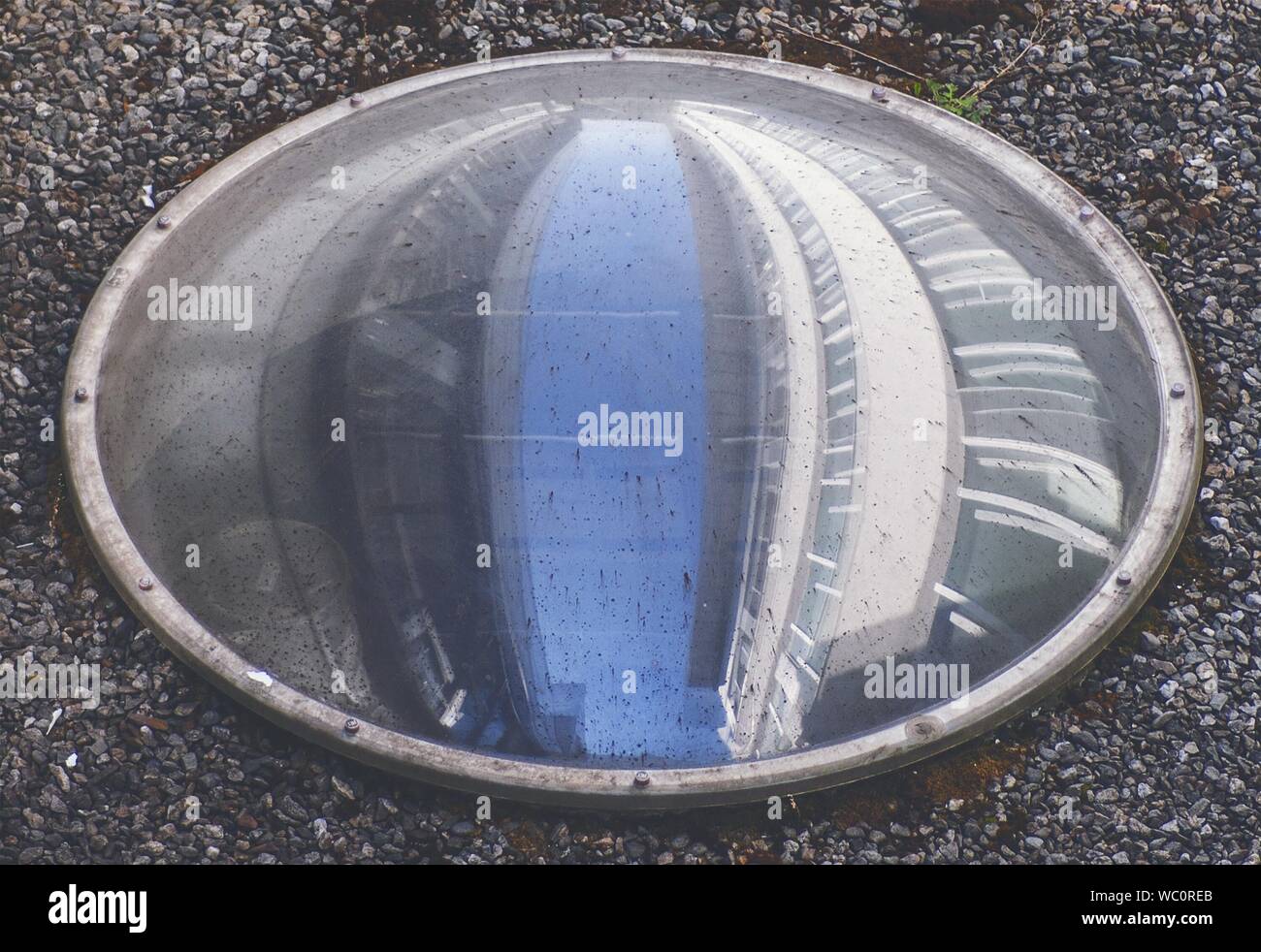 Round road mirror hi-res stock photography and images - Alamy