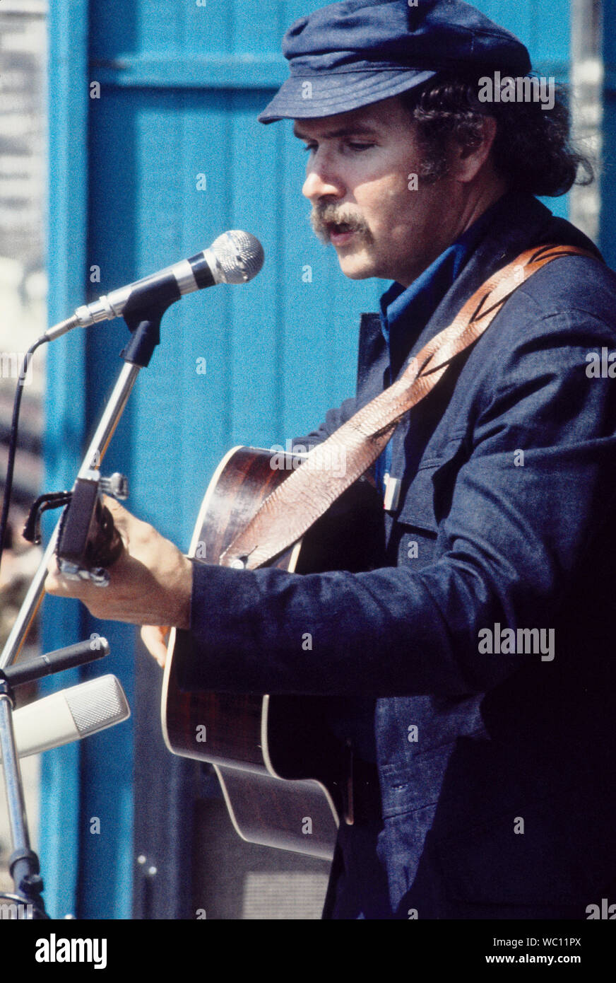 Tom Paxton performing live Seventies Stock Photo - Alamy