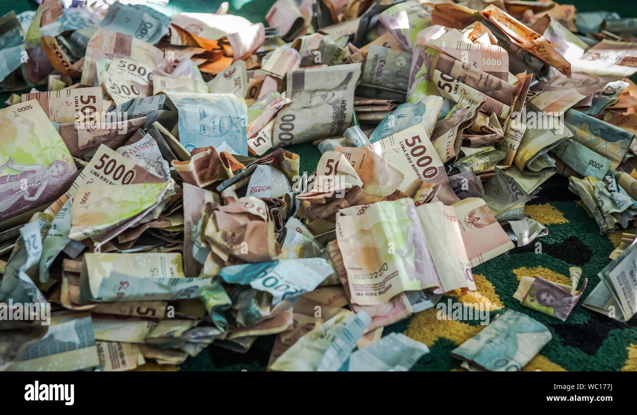 A pile of crumpled Indonesian money Stock Photo - Alamy