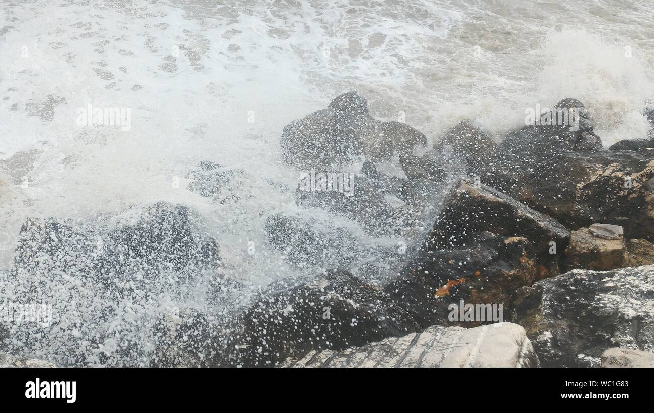 Water hitting rocks hi-res stock photography and images - Alamy