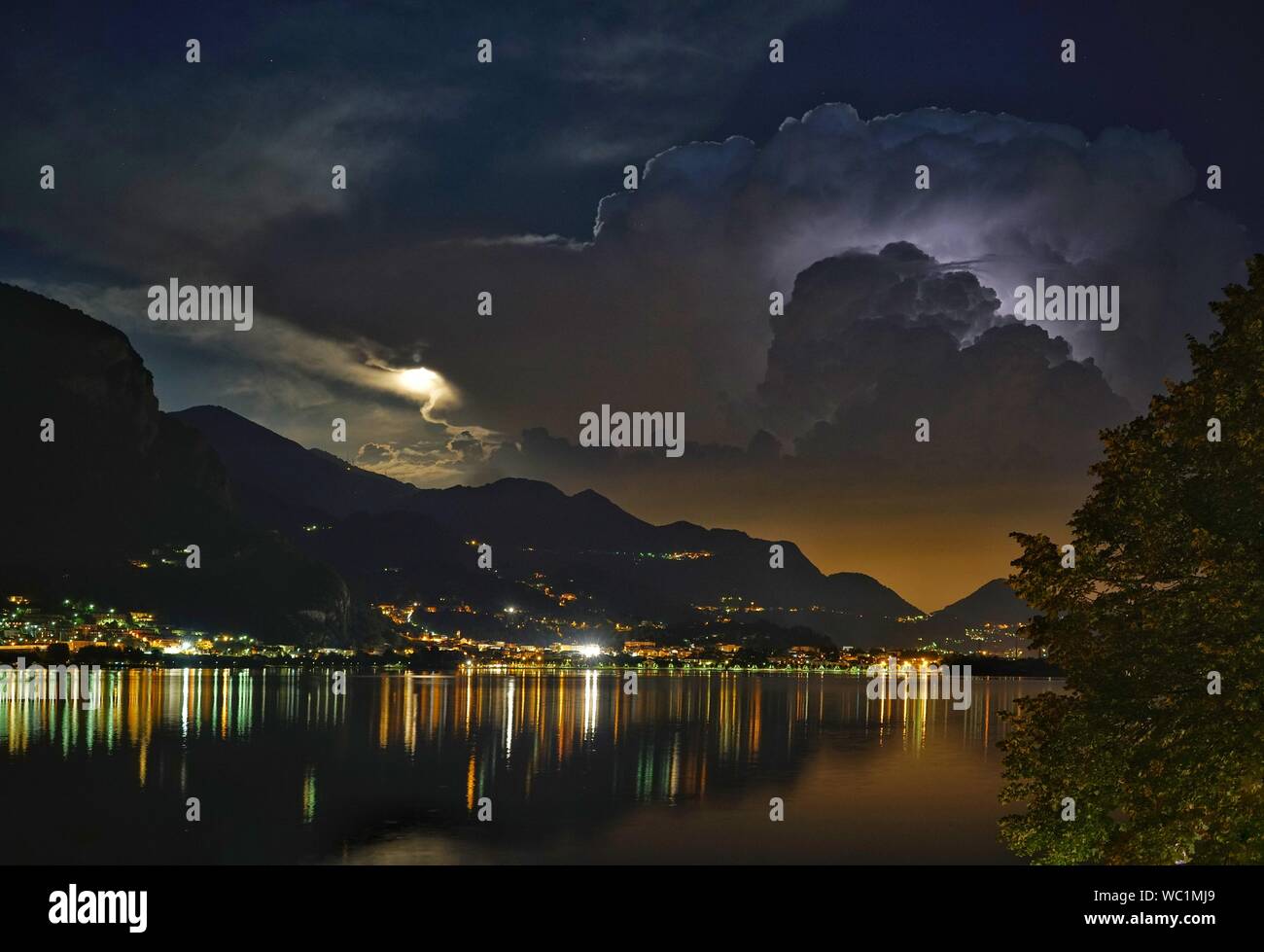 Lake como at night hi-res stock photography and images - Alamy