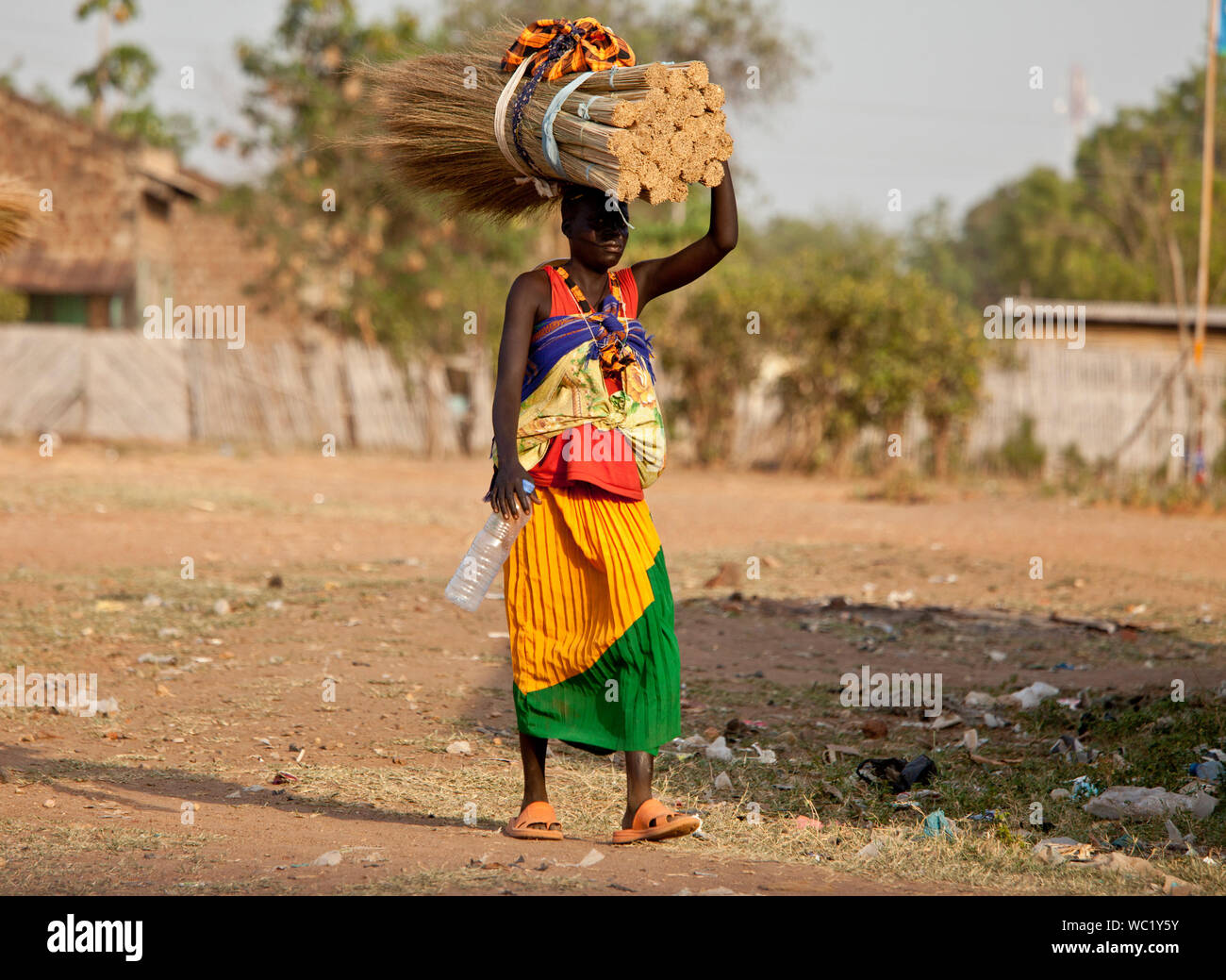 African woman carry load on the head hi-res stock photography and ...