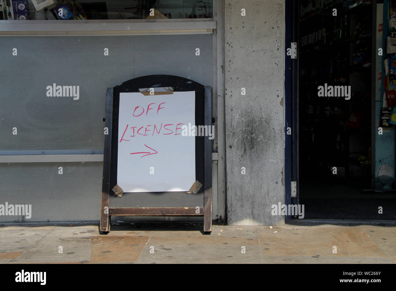 Off licence and sign hi-res stock photography and images - Alamy