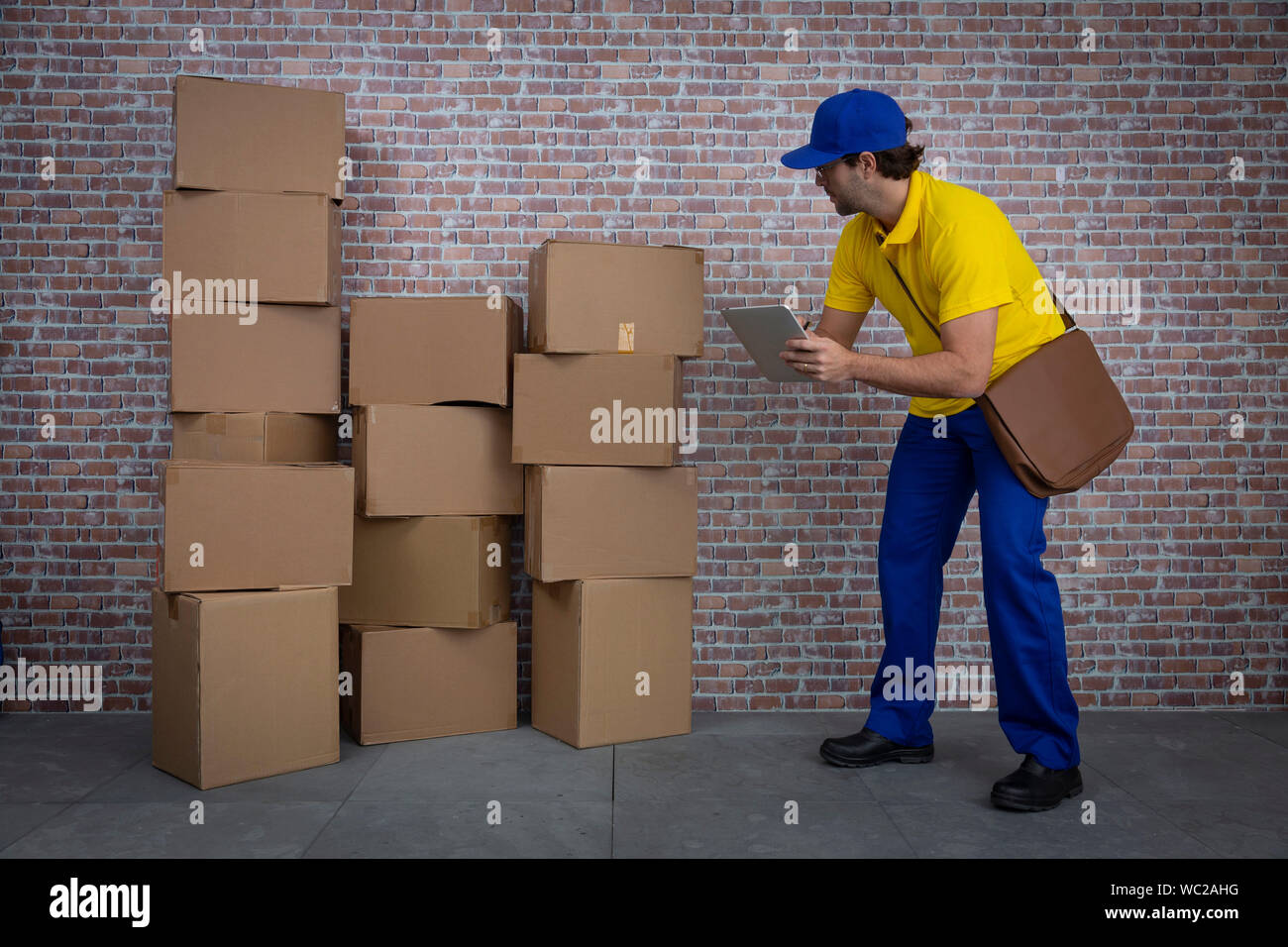 Man delivering packages hi-res stock photography and images - Alamy