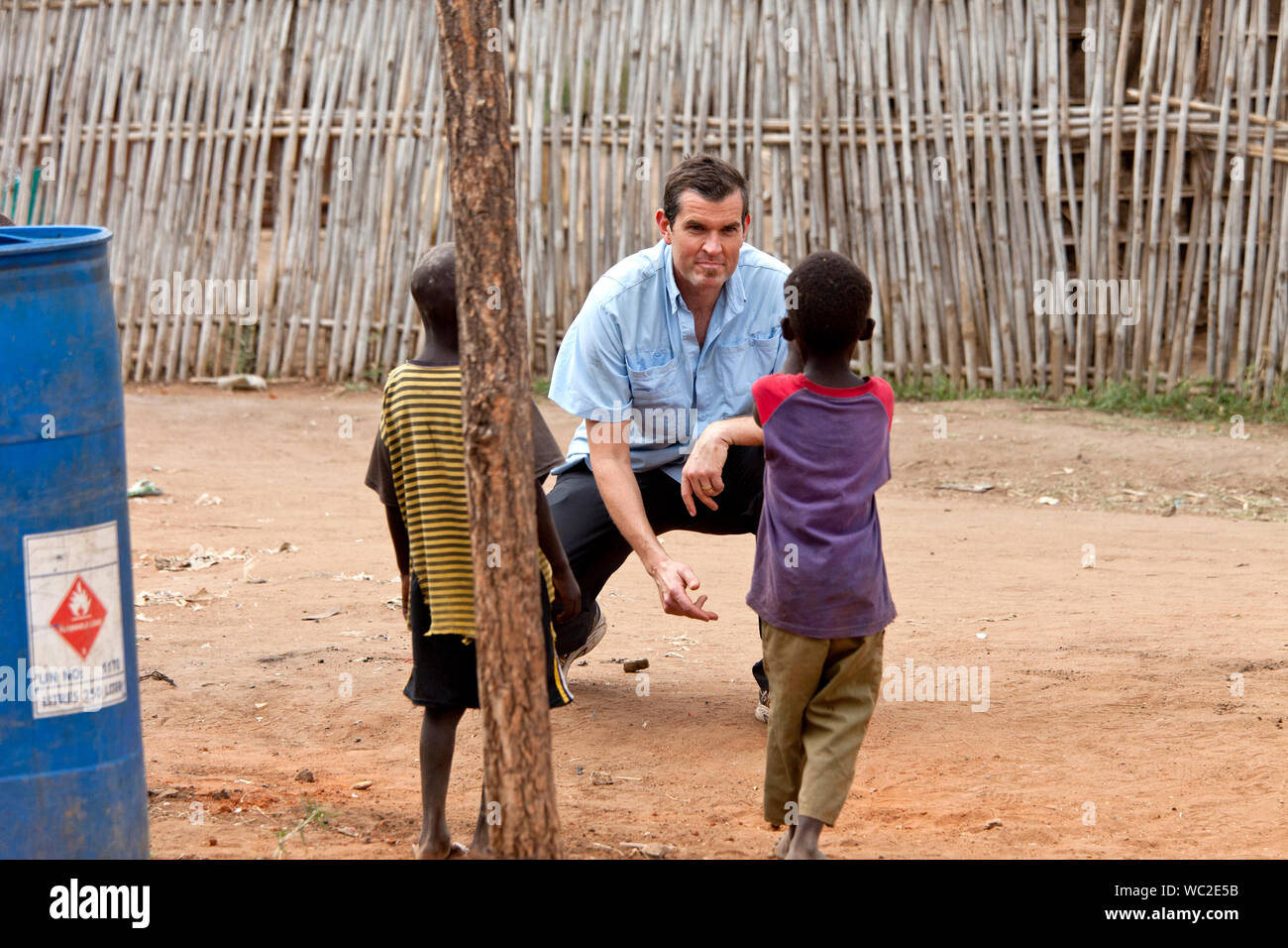 Aid worker hi-res stock photography and images - Alamy