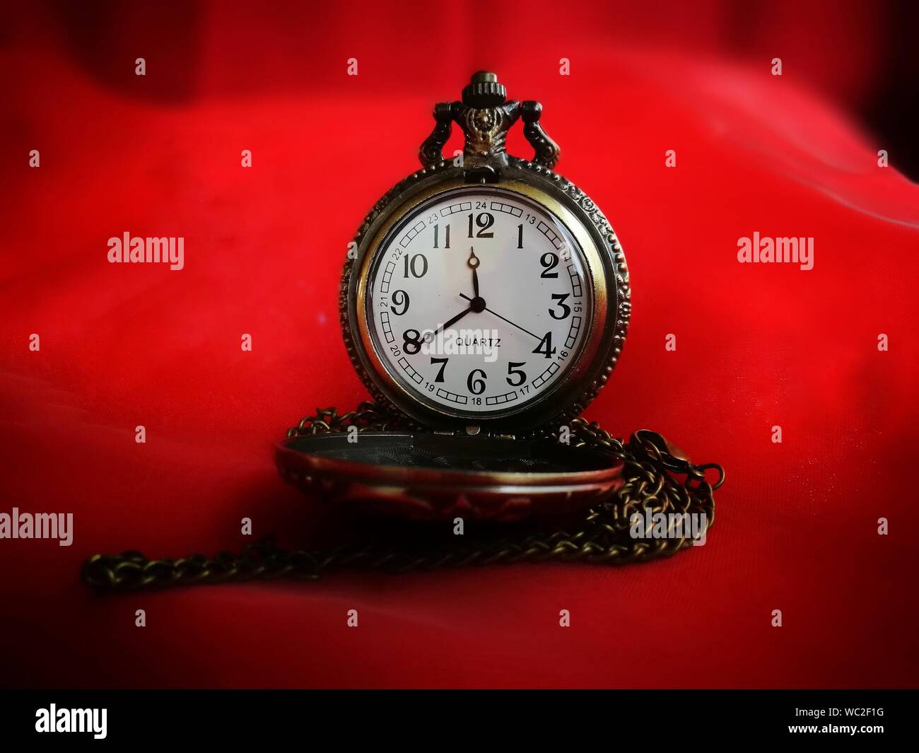 Red antique clock hi-res stock photography and images - Alamy