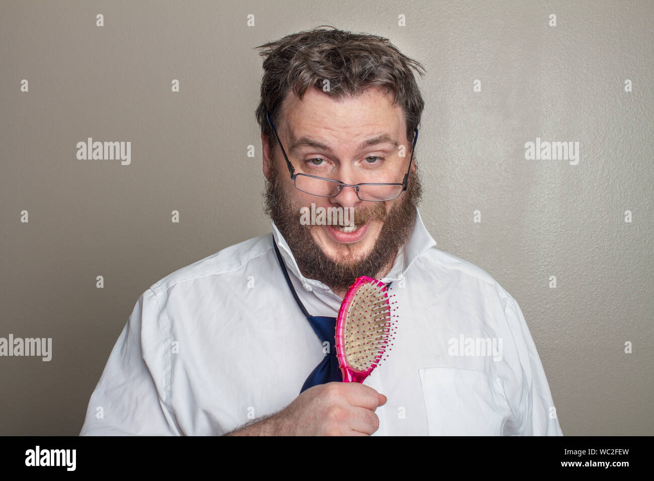 man singing into a hair brush while drunk Stock Photo - Alamy
